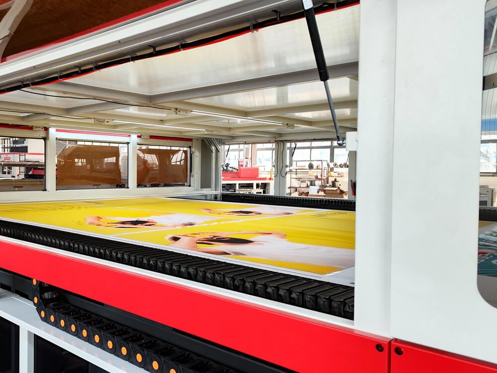 Breedformaat lasersnijder voor grote vlaggen, spandoeken en zachte ...